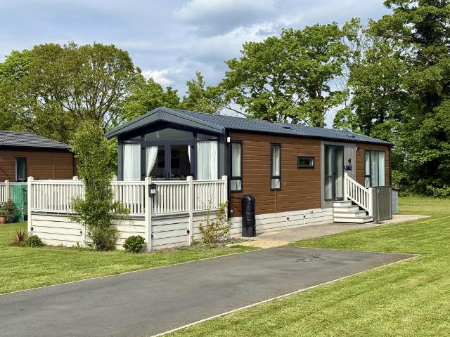 2 bedroom lodge for sale