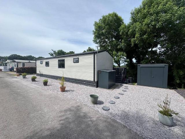 2 bedroom lodge for sale