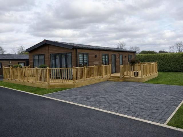 2 bedroom lodge for sale