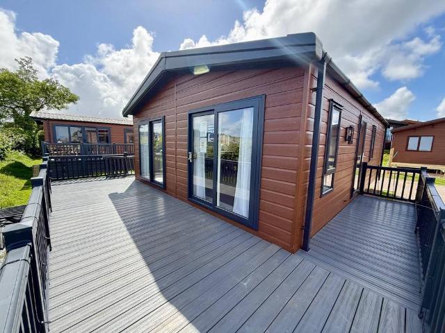 2 bedroom lodge for sale