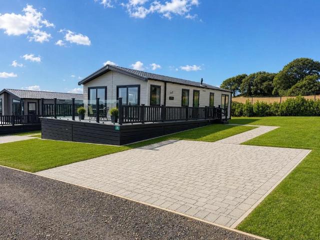2 bedroom lodge for sale