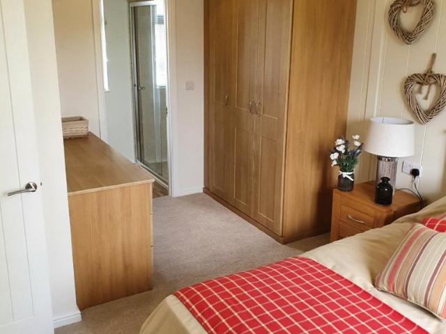 2 bedroom lodge for sale