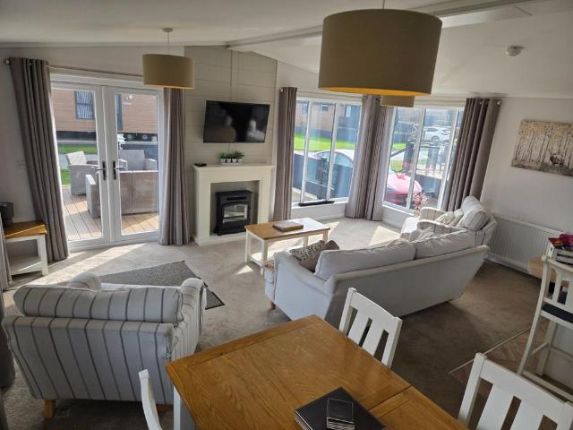 2 bedroom lodge for sale