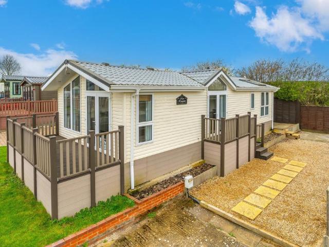 2 bedroom lodge for sale