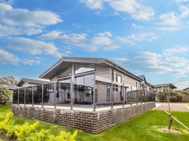 2 bedroom lodge for sale