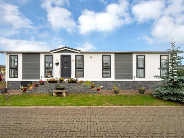 2 bedroom lodge for sale