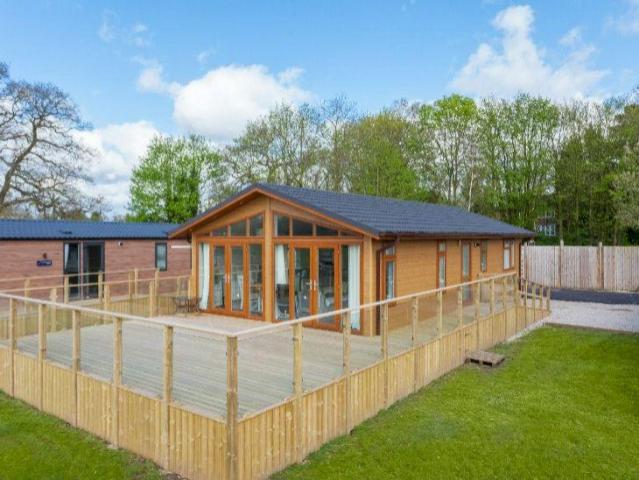 2 bedroom lodge for sale