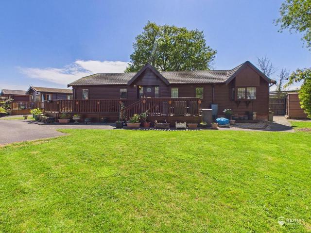 2 bedroom lodge for sale