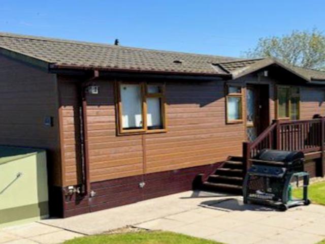 2 bedroom lodge for sale