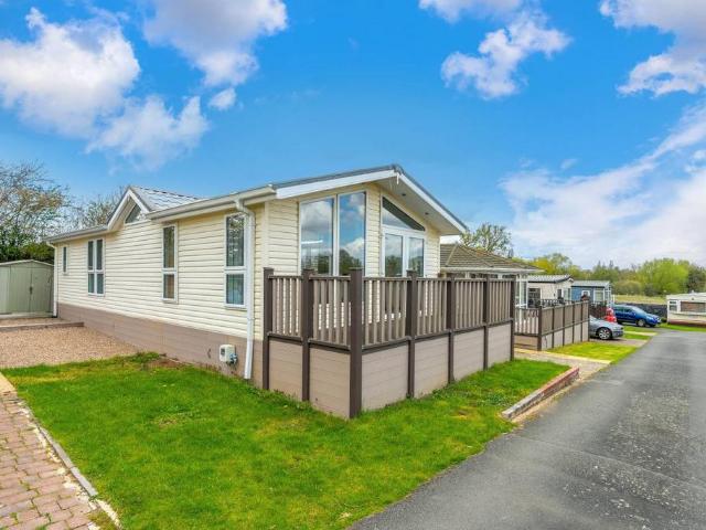 2 bedroom lodge for sale