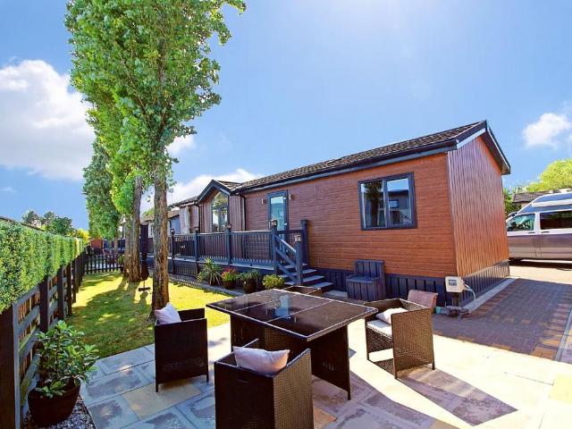 2 bedroom lodge for sale