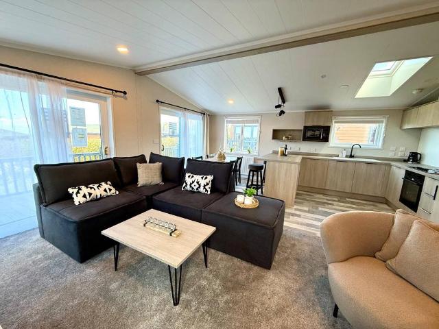 2 bedroom lodge for sale