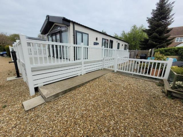 2 bedroom lodge for sale