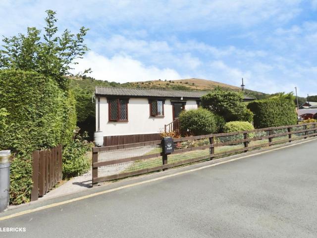 2 bedroom lodge for sale