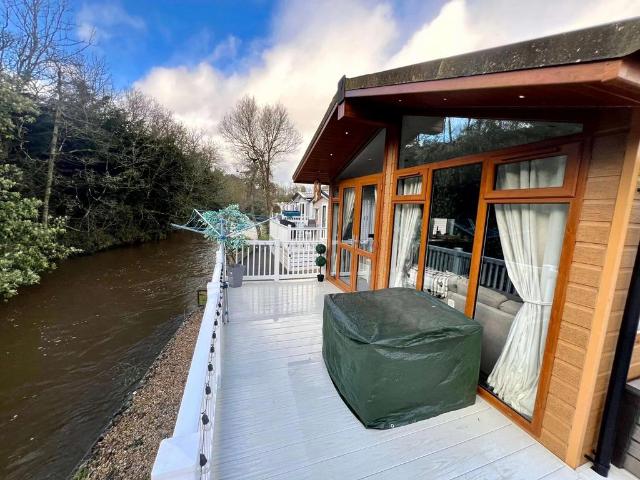 2 bedroom lodge for sale