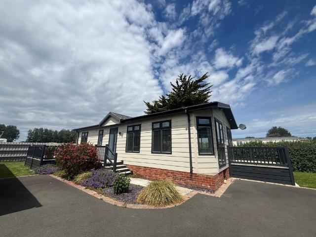2 bedroom lodge for sale