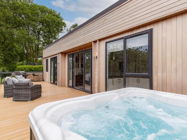 2 bedroom lodge for sale
