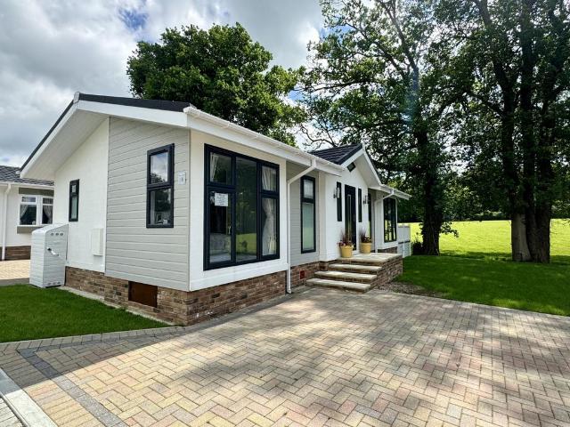 2 bedroom lodge for sale
