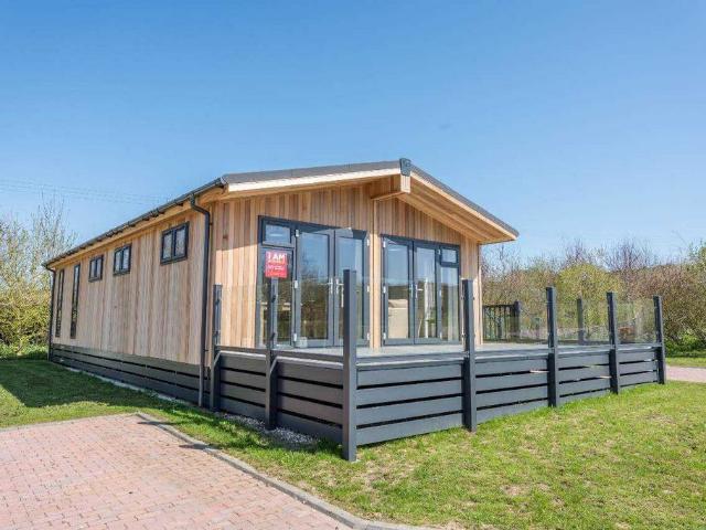 2 bedroom lodge for sale