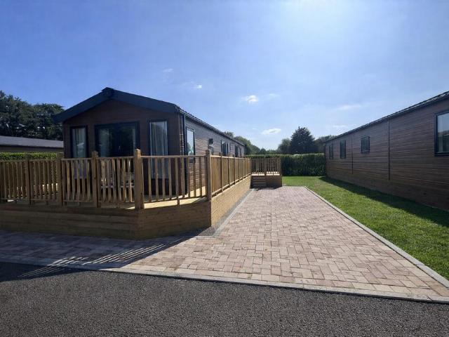 2 bedroom lodge for sale