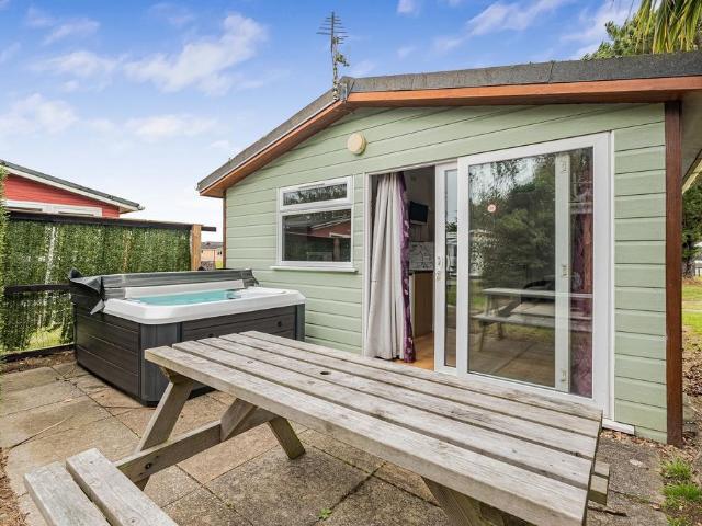 2 bedroom lodge for sale