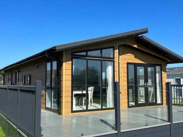 2 Bedroom Lodge For Sale In St. Merryn