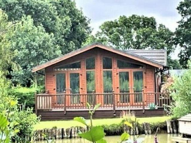 2 Bedroom Lodge For Sale In Thorpe Road, Weeley