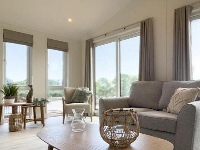 2 Bedroom Lodge For Sale In Thorpe Road, Weeley
