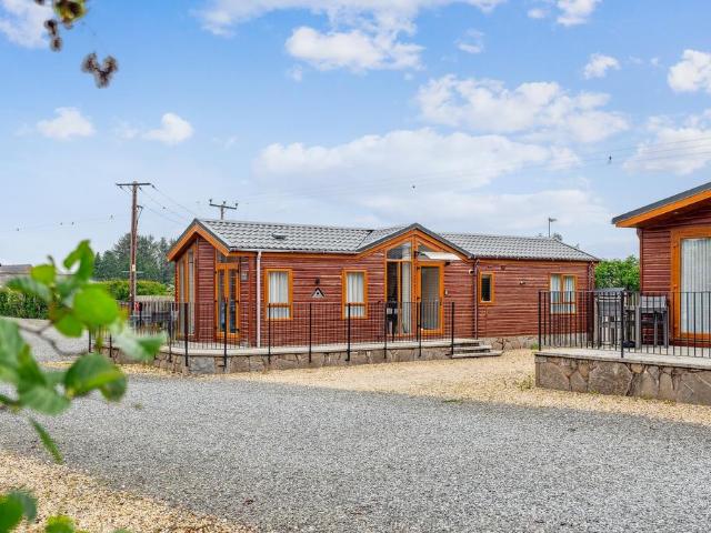 2 bedroom lodge to rent