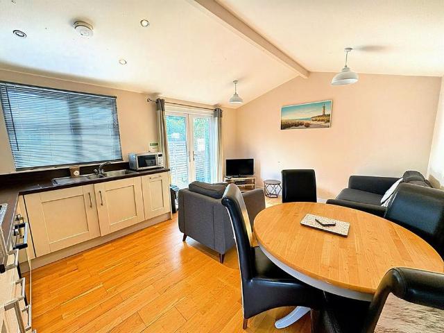 2 bedroom lodge to rent
