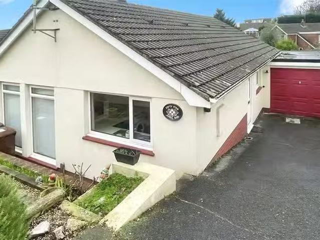 2 bedroom Link Detached Bungalow to rent, Haywain Close, Torqu.