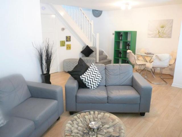 2 bedroom link detached house to rent