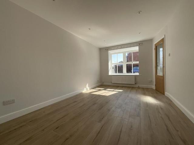 2 bedroom link detached house to rent