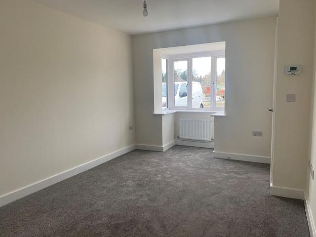 2 bedroom link detached house to rent