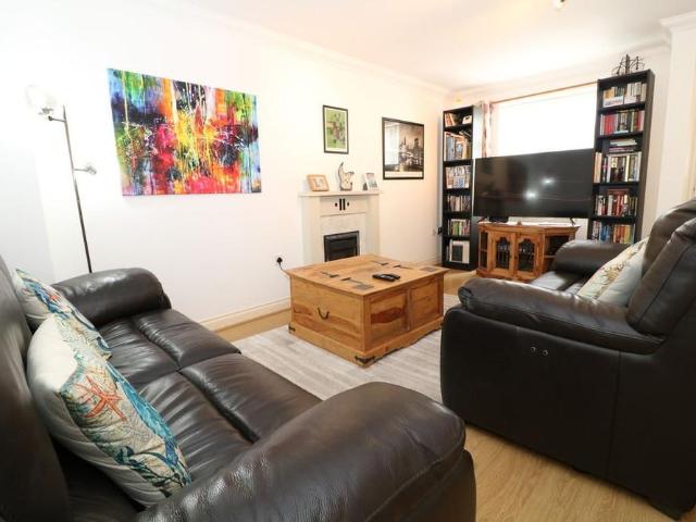 2 bedroom link detached house to rent