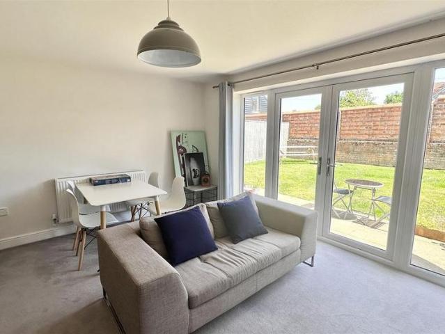 2 bedroom link detached house to rent