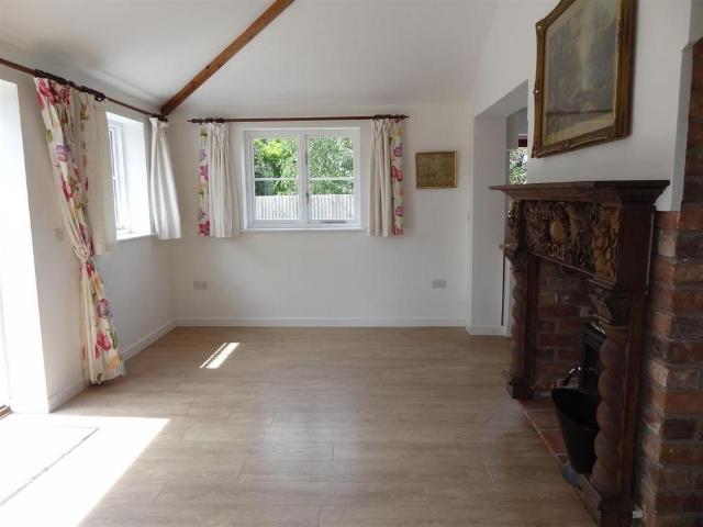 2 bedroom link detached house to rent