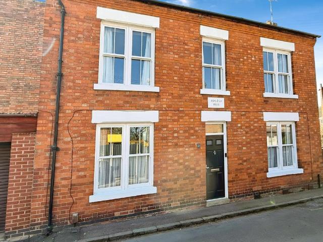 2 bedroom link detached house for sale