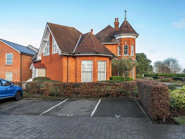 2 bedroom link detached house for sale