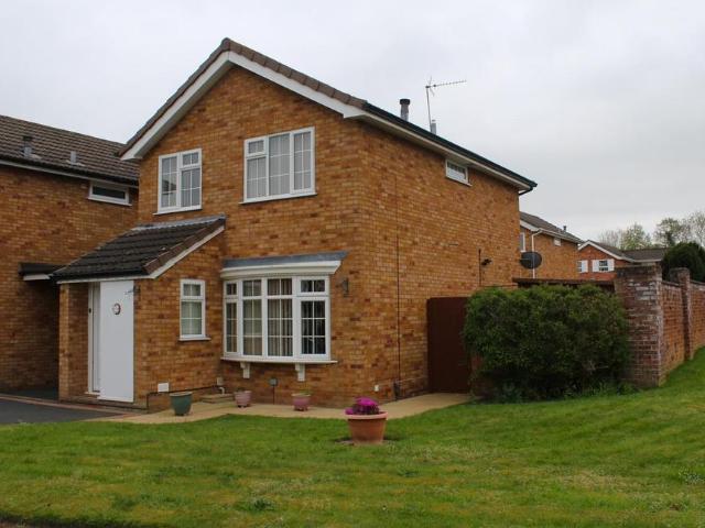 2 bedroom link detached house for sale