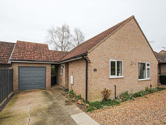 2 bedroom link detached house for sale