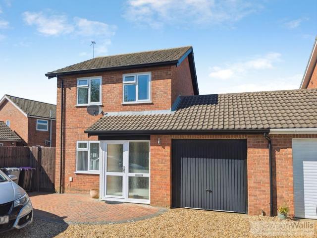 2 bedroom link detached house for sale