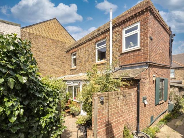 2 bedroom link detached house for sale