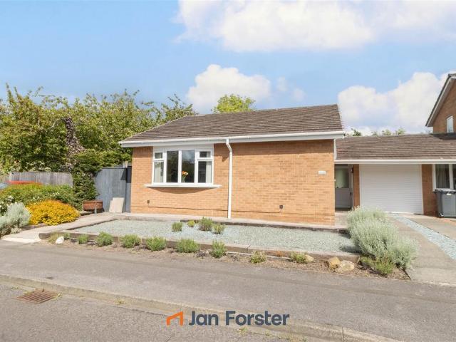 2 bedroom link detached house for sale