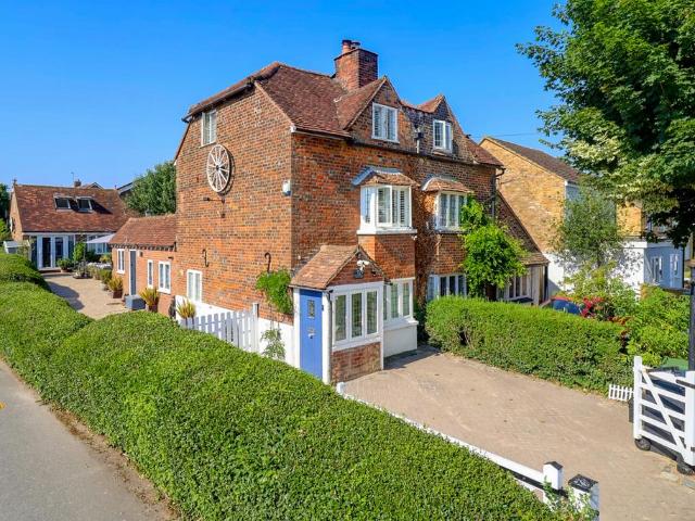2 bedroom link detached house for sale
