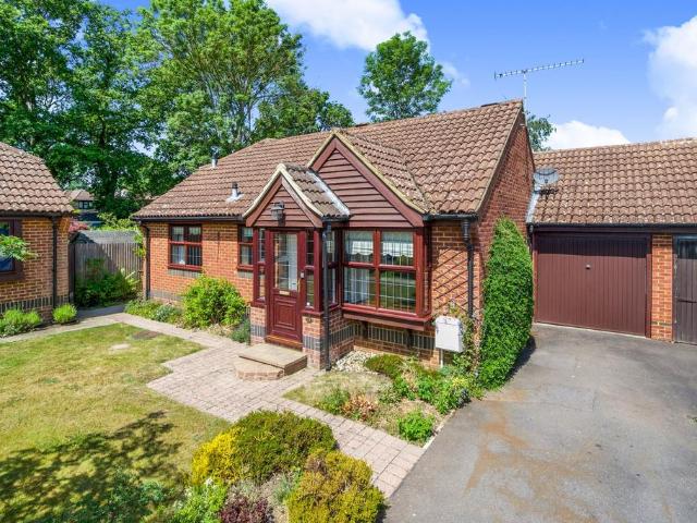2 bedroom link detached house for sale