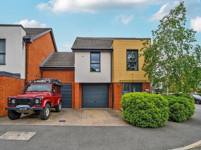 2 bedroom link detached house for sale
