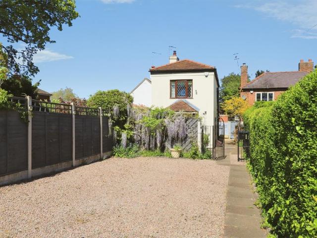 2 bedroom link detached house for sale