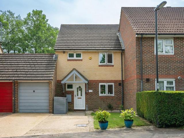 2 bedroom link detached house for sale