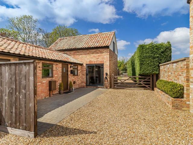 2 bedroom link detached house for sale